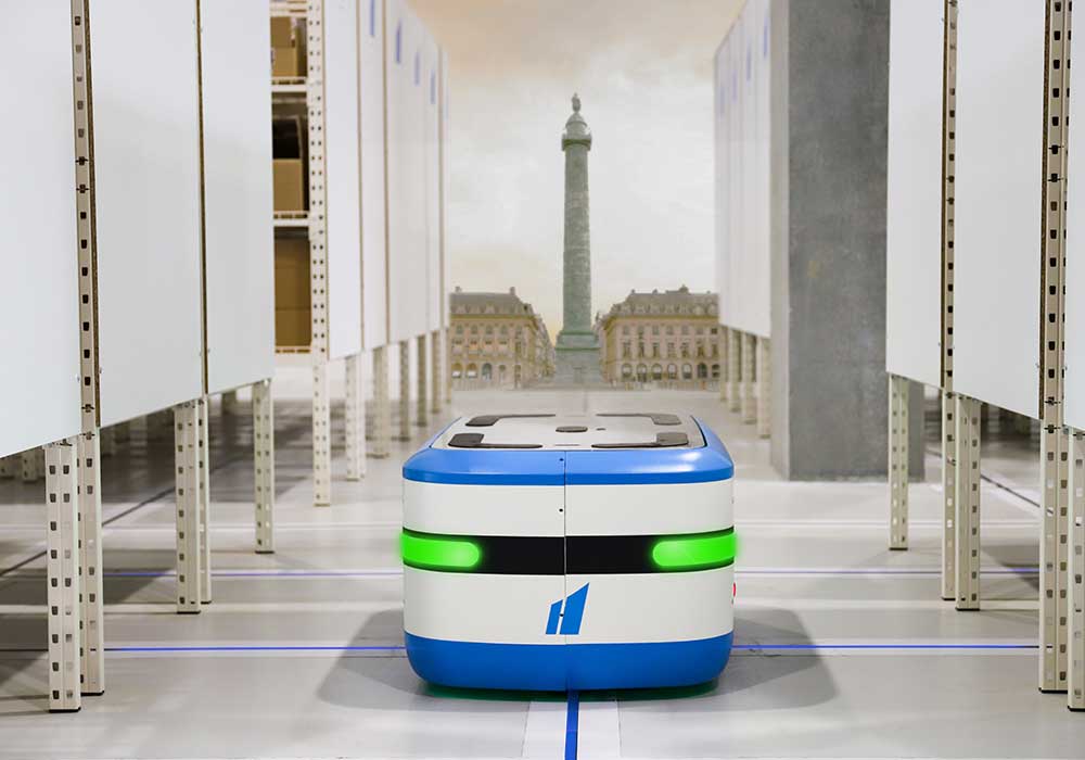 The "Goods to Person" robotic solution at the heart of logistics in ...